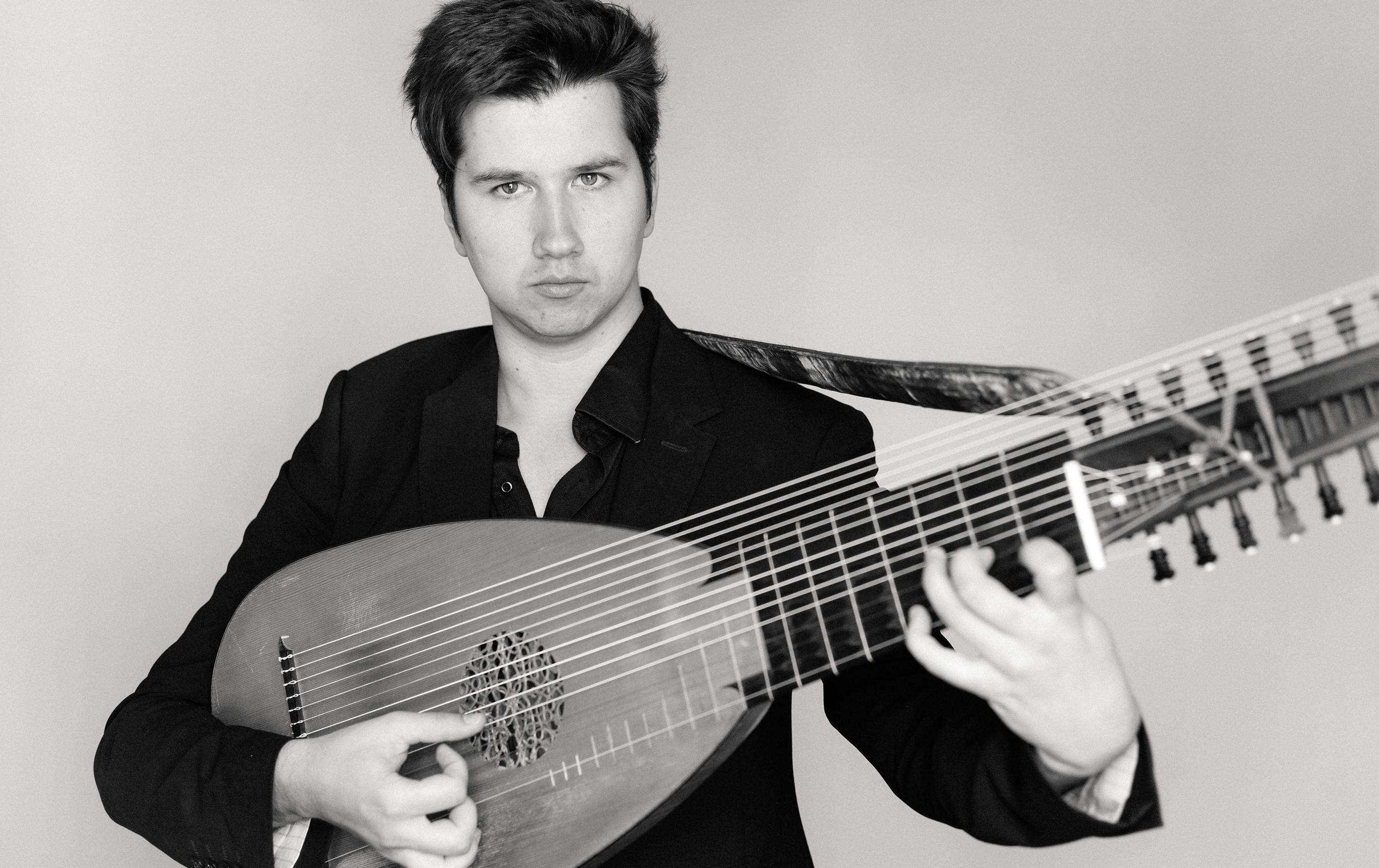 Thomas Dunford joue Bach au Concertgebouw de Bruges | mezzo.tv