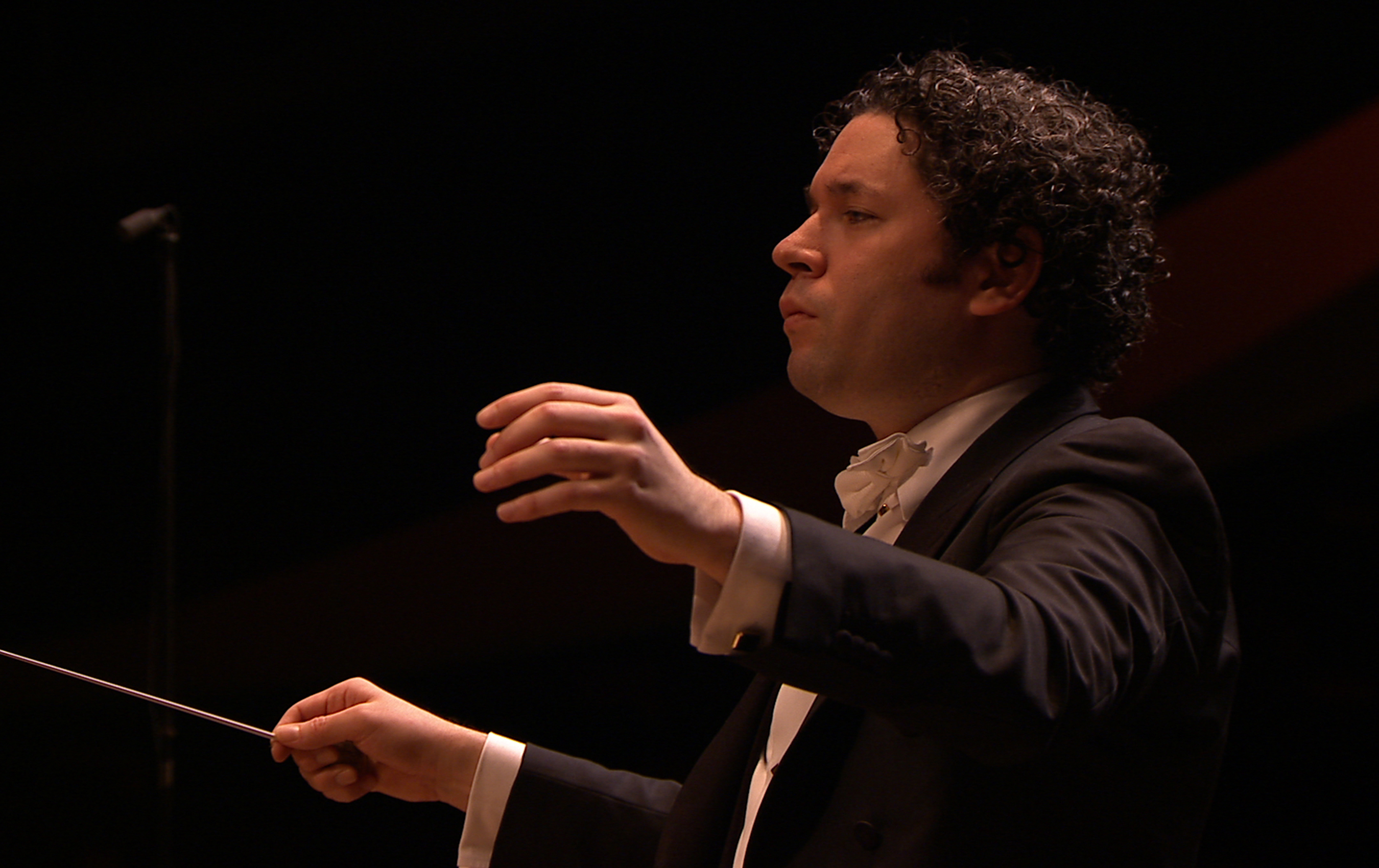 Gustavo Dudamel conducts Beethoven and Wagner at the Paris Philharmonie ...