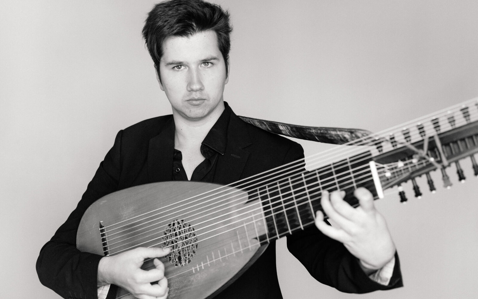 A lute recital with Thomas Dunford : Dowland, Kapsberger, Dalza | mezzo.tv
