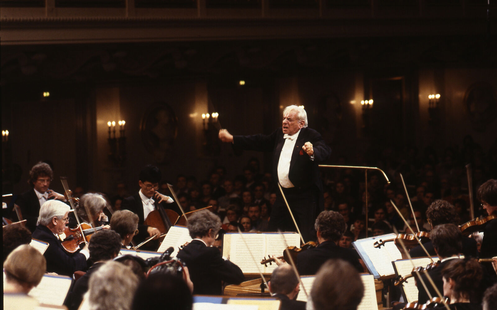 Leonard Bernstein conducts Beethoven's Ninth Symphony in Berlin | mezzo.tv